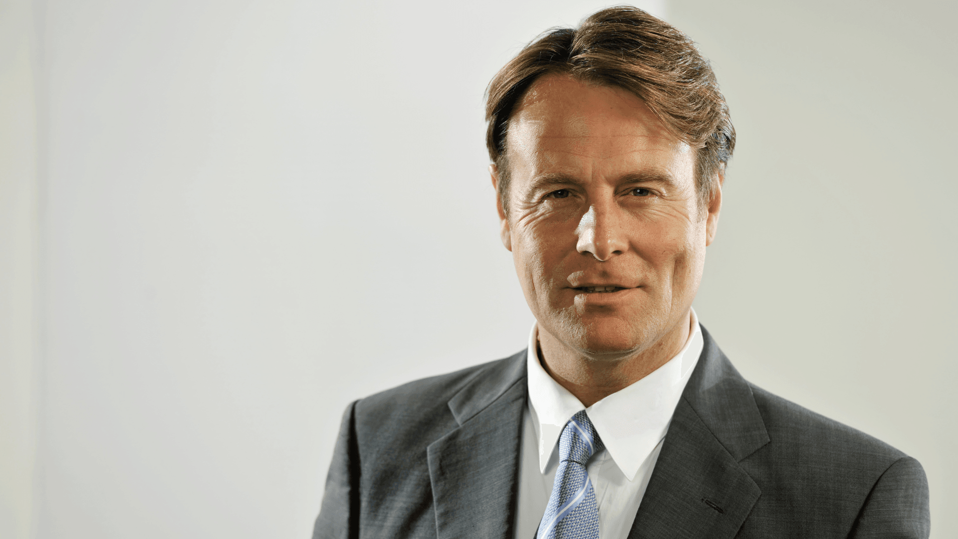 Choosing the Perfect Backdrop for Your Profile Photo